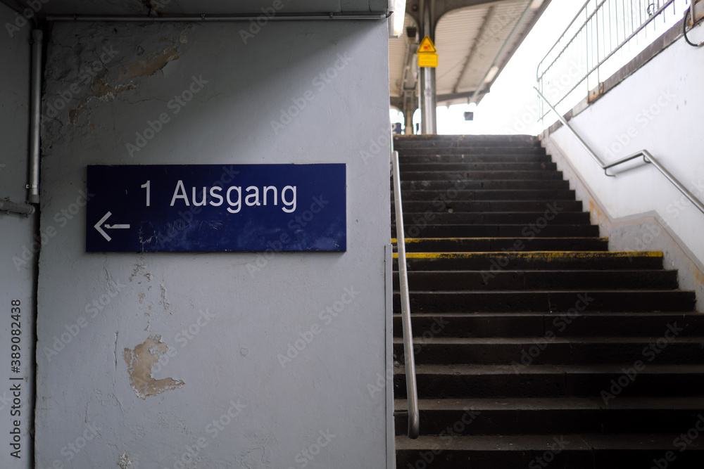 Aufgang mit Treppe zu Bahnsteig 1 an Bahnhof mit Schild Ausgang ...