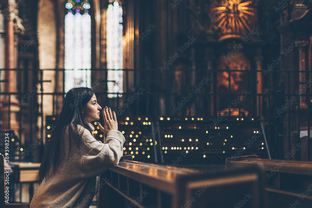 a young pretty woman came to the temple to pray to God. The parishioner ...