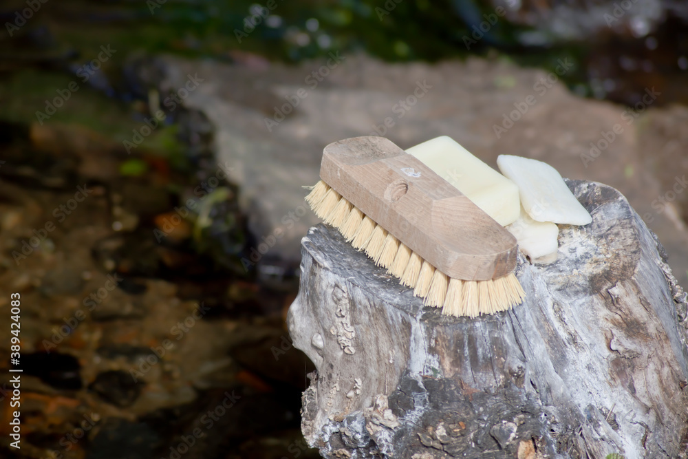 Sistema de lavado tradicional en el río Stock Photo | Adobe Stock