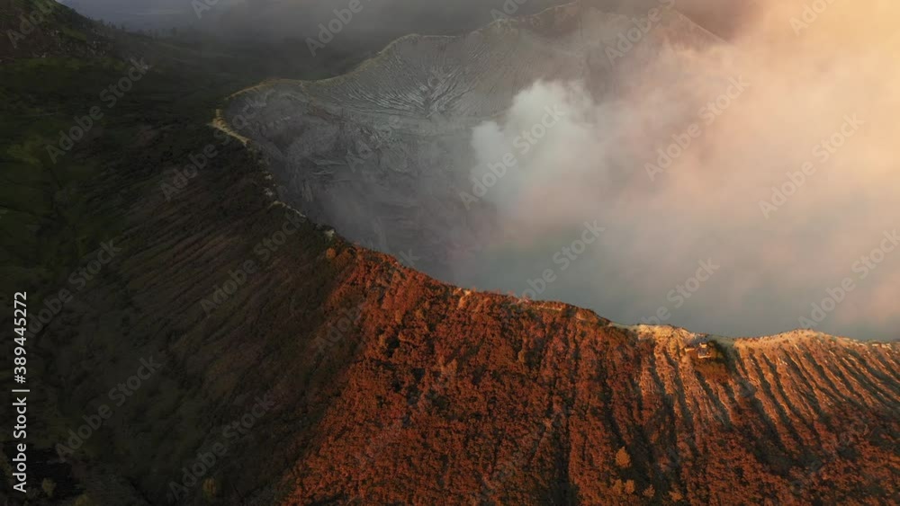 Wideo Stock: Aerial reveal of Ijen Crater, Indonesia. Rim edge with ...