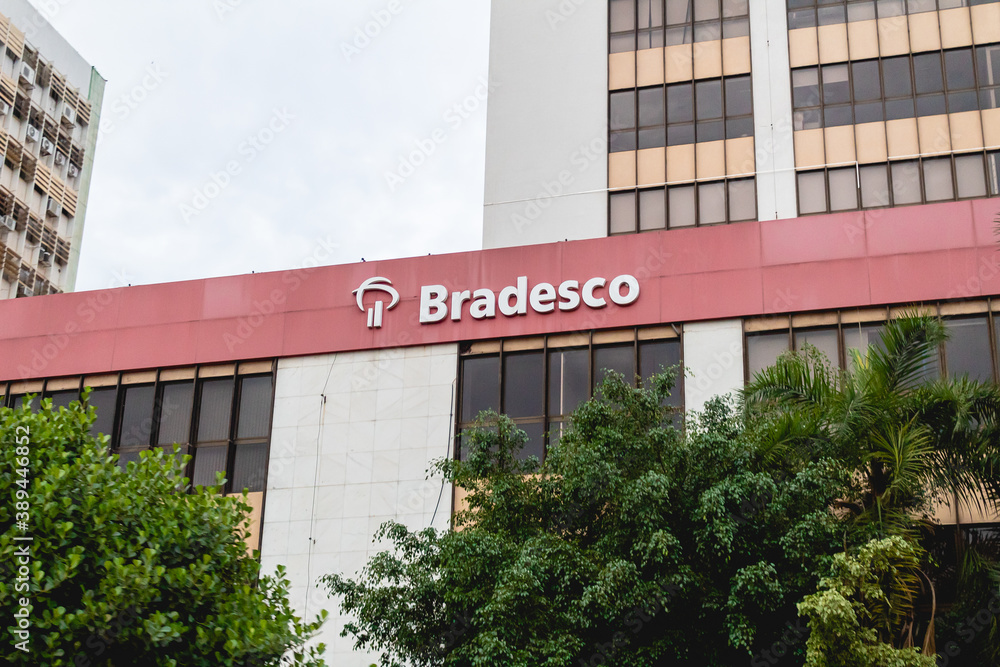 Foto de Banco Bradesco. Fachada de um edifício com logo do banco ...