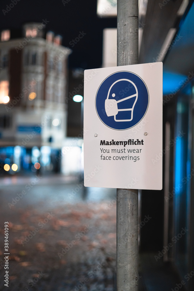 Straßenschild zur Maskenpflicht zu Corona / Covid 19 / Sign for wearing ...