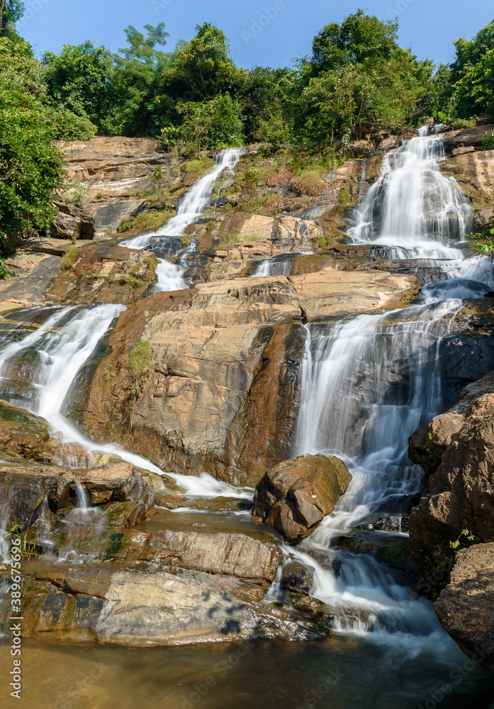 Foto de Bamni Waterfall is a A much spread-out waterfall and cascades ...