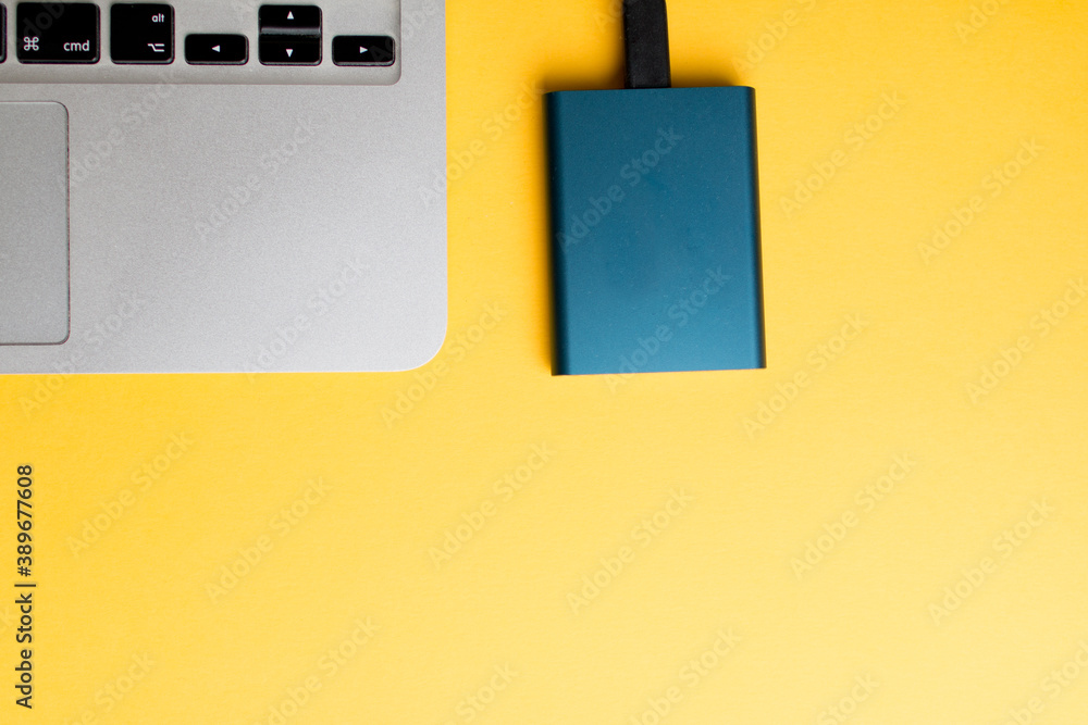 computador y otros elementos de trabajo , concepto trabajar desde casa ...