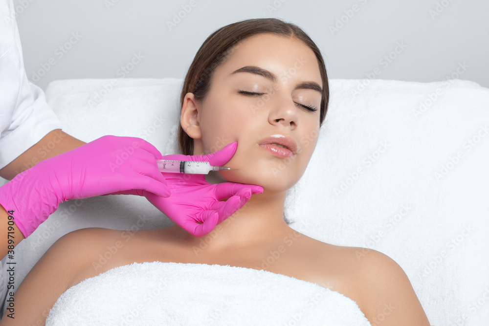 Cosmetologist makes lipolytic injections to burn fat on the chin ...
