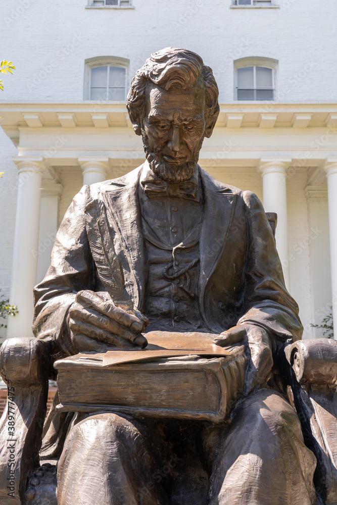 Foto de Gettysburg, PA - Sept. 8, 2020: Detail of the bronze statue of ...