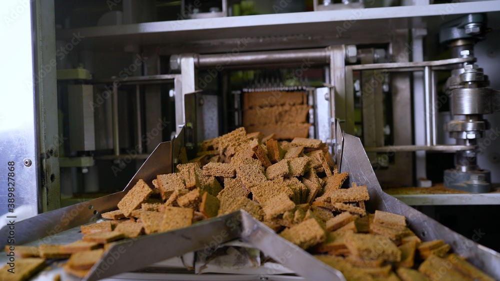 Foto de Croutons on the conveyor. Automated line for the production of ...