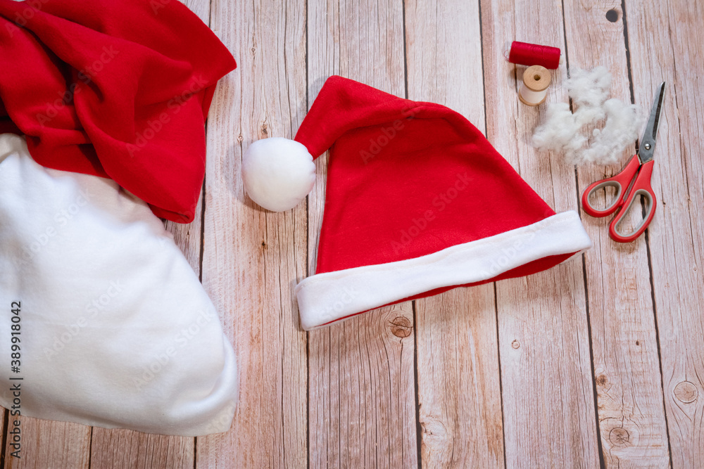 Step by step instructions. Step 20. Master class on creating a red hat ...