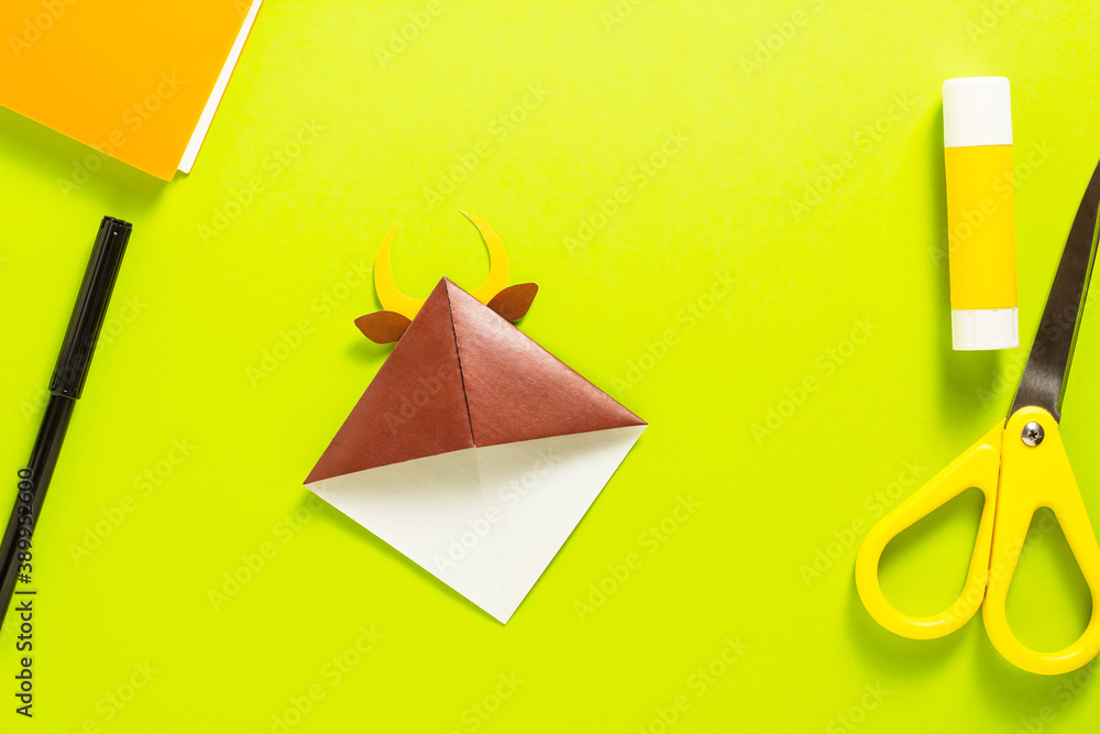 Fotka „Step-by-step photo instructions on how to make a bookmark for a ...