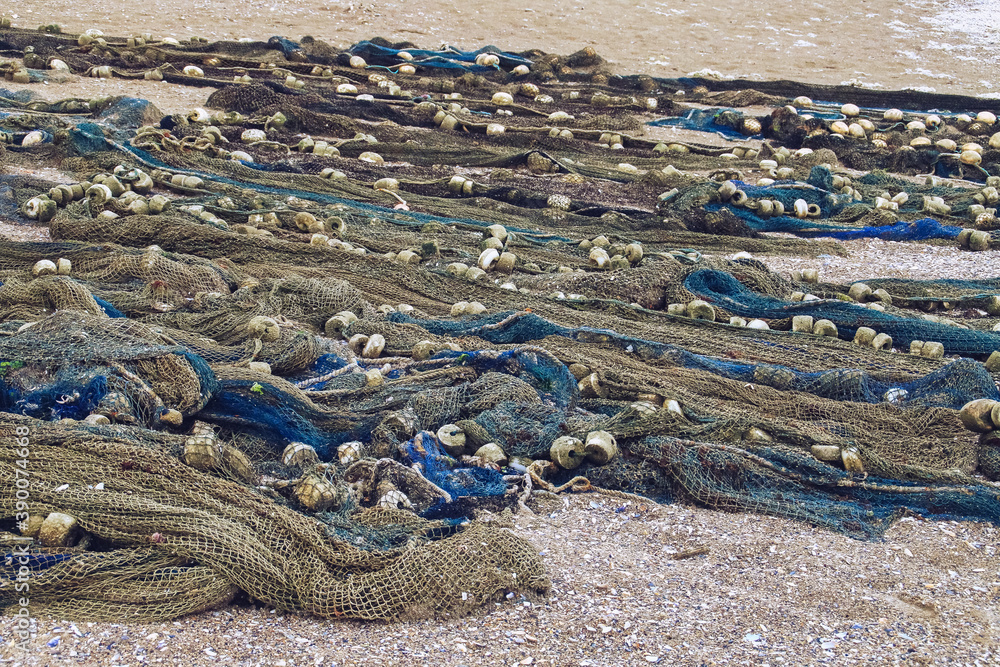 Redes de pesca extendidas sobre la arena en la playa. Redes de pesca ...