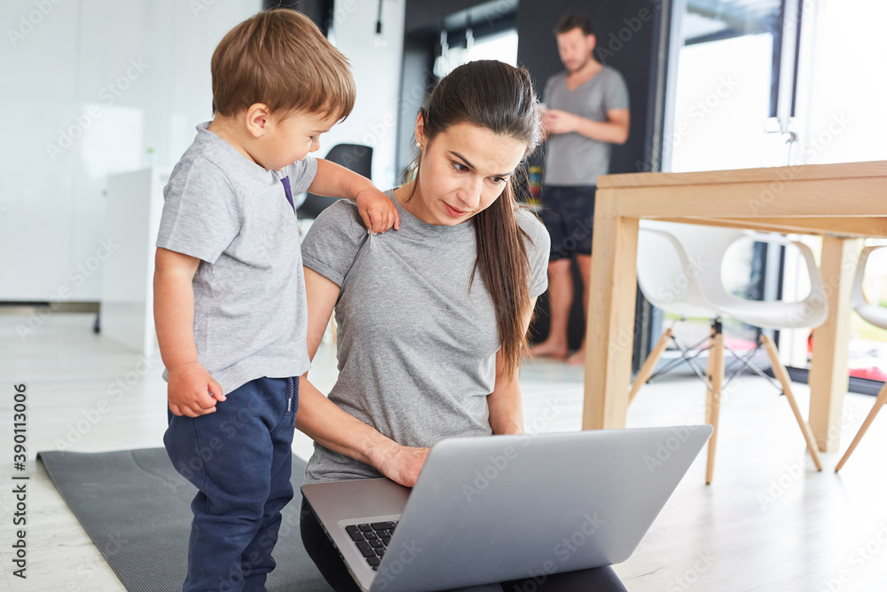 Kind stört Mutter beim Arbeiten am Laptop Computer Stock Photo | Adobe ...