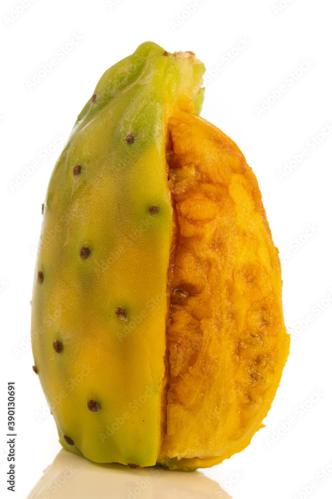 Higo chumbo pelado por la mitad Stock Photo | Adobe Stock