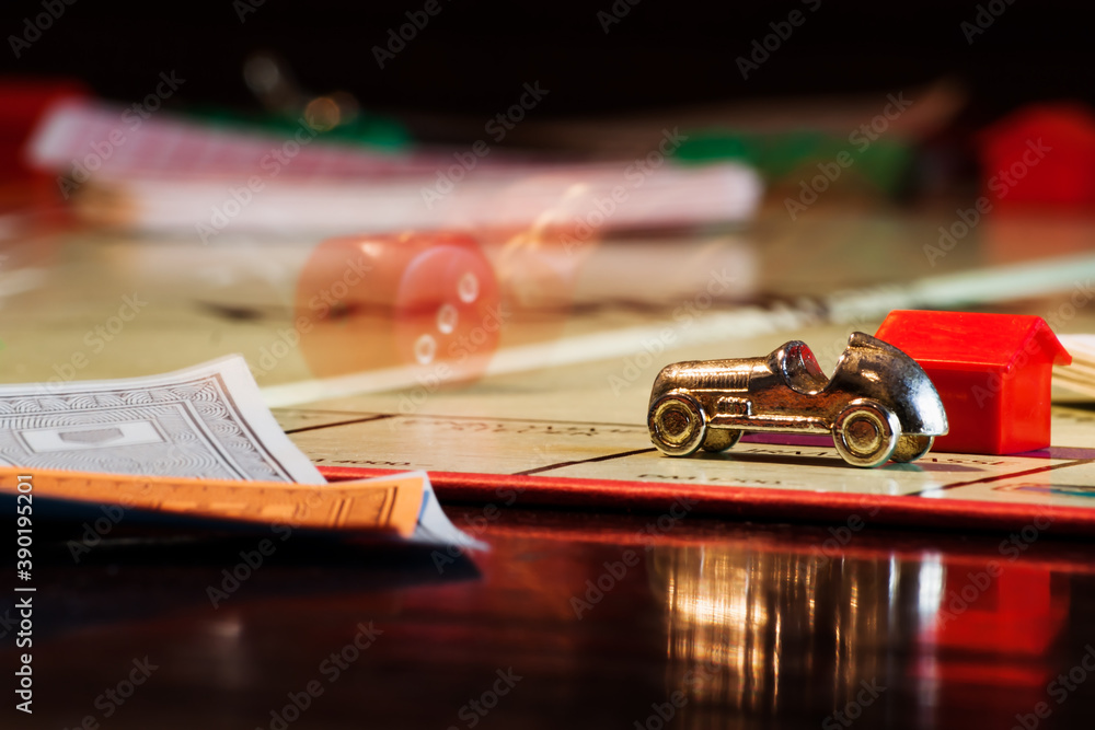 Monopoly boardgame with rolling dice and paper money ภาพถ่ายสต็อก ...