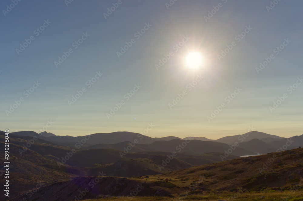 Foto de El sol brilla en el cielo. Ilumina a contraluz un paisaje de ...