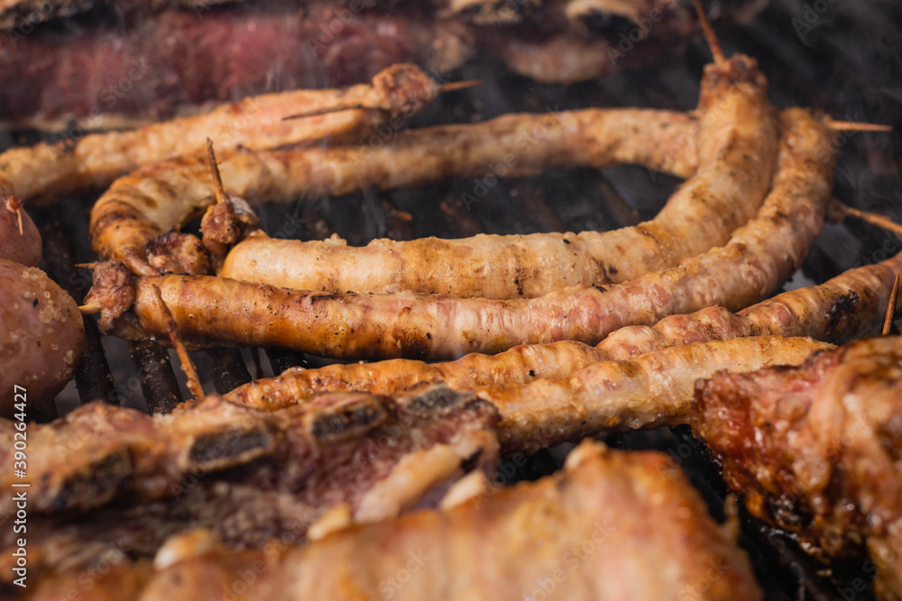 asado típico y tradicional argentino carne de vaca cerdo chinchulin ...