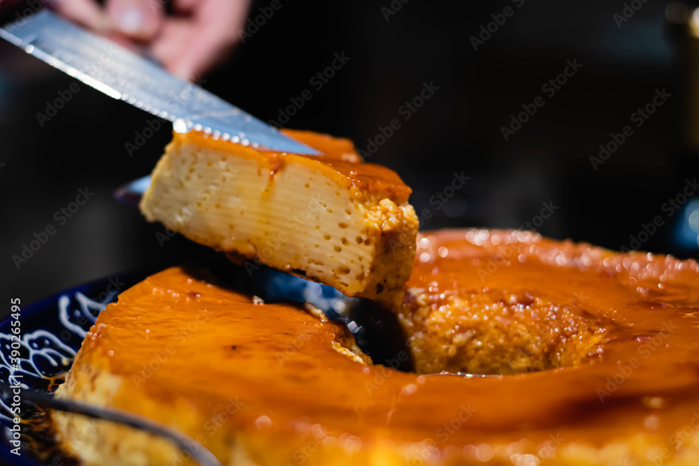 flan casero de huevo y vainilla con azúcar y caramelo en reunión ...