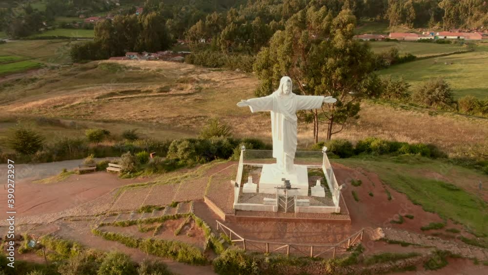 Vidéo Stock 4K daytime before sunset aerial down view over the statue ...