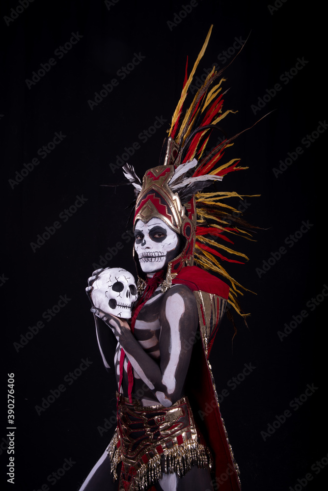 hombre latino , catrin de dios azteca, calavera prehispanica, con ...