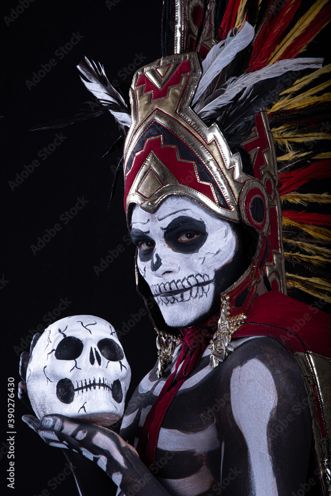 hombre latino , catrin de dios azteca, calavera prehispanica, con ...