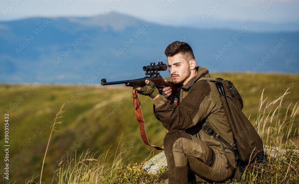 Foto de Shooter sighting in the target. The man is on the hunt. Hunt ...