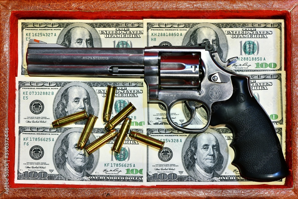 Revolver Smith e Wesson 357 magnum on a dollar background of 100 ...