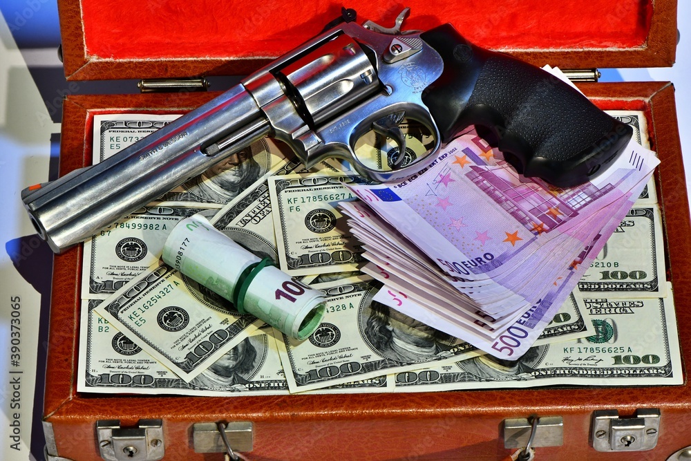 Revolver Smith e Wesson 357 magnum on a dollar background of 100 ...