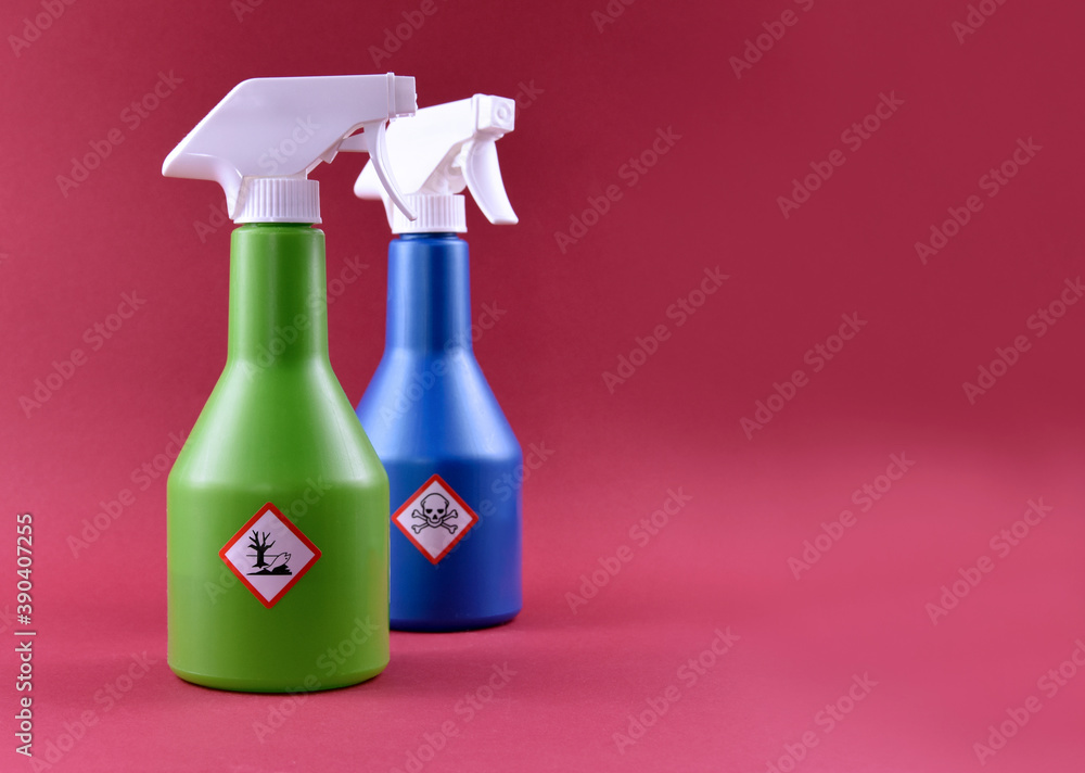 Fotografía Plastic spray bottle with toxic liquid and hazard symbol ...