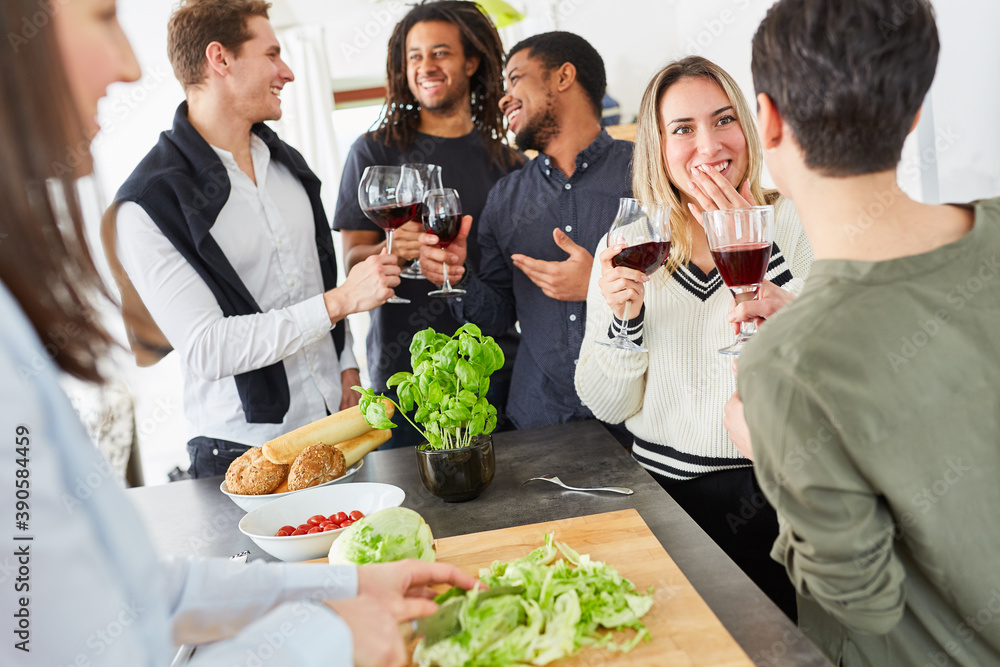 Glückliche Freunde mit Glas Rotwein in der Küche vor gemeinsamen Essen ...