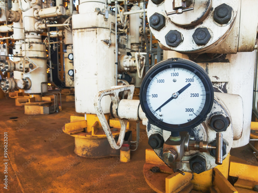 Pressure gauge for monitoring measure pressure production process, Oil ...