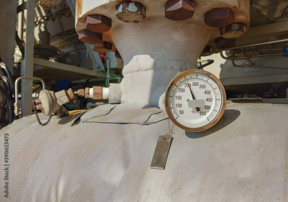 Pressure gauge for monitoring measure pressure production process, Oil ...