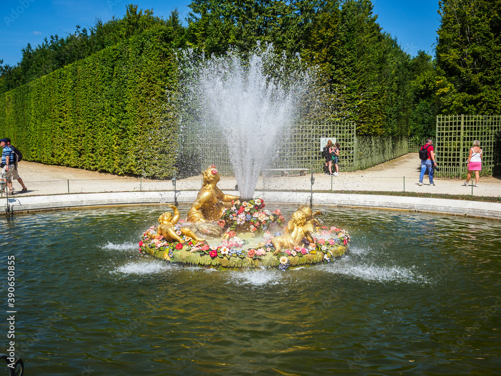Bassin de Neptune au château de Versailles en France Stock Photo ...