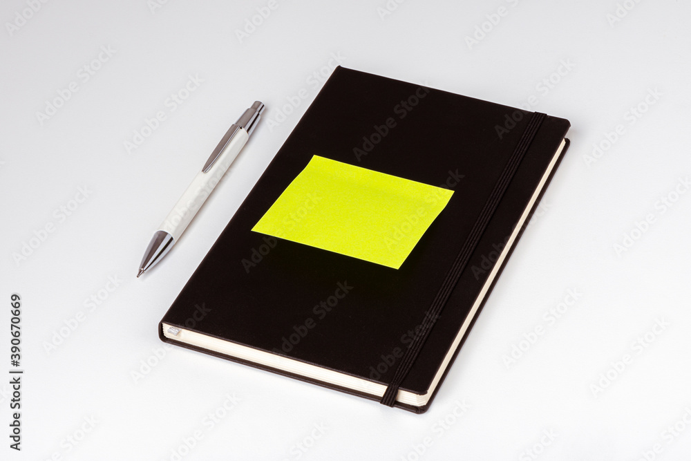 Carnet de note avec un stylo et une note autocollante Stock Photo ...