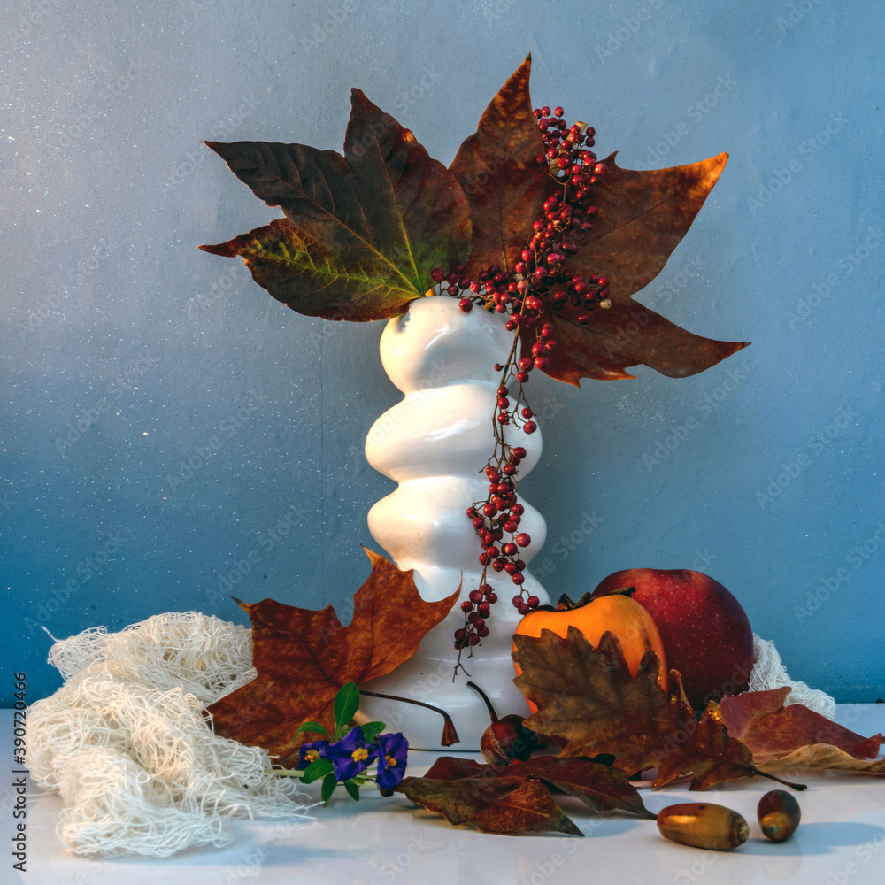 Nature morte avec vase, feuilles et baies de poivre aux couleurs de l ...