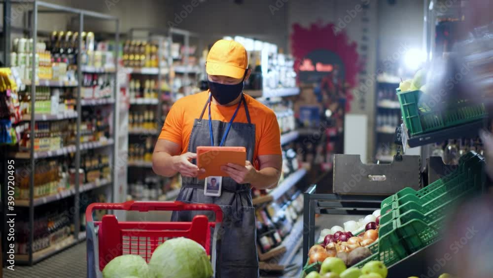 Vidéo Stock Asian busy worker shop assistant arranging lettuce on ...