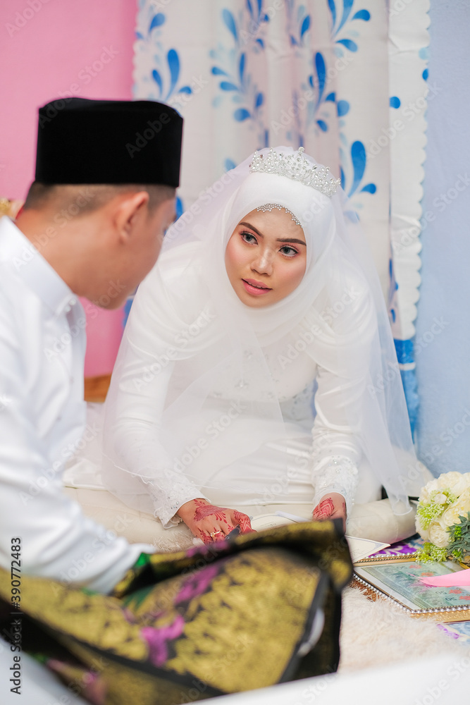 Foto de A muslim bride getting solemnization . Malay Traditional ...