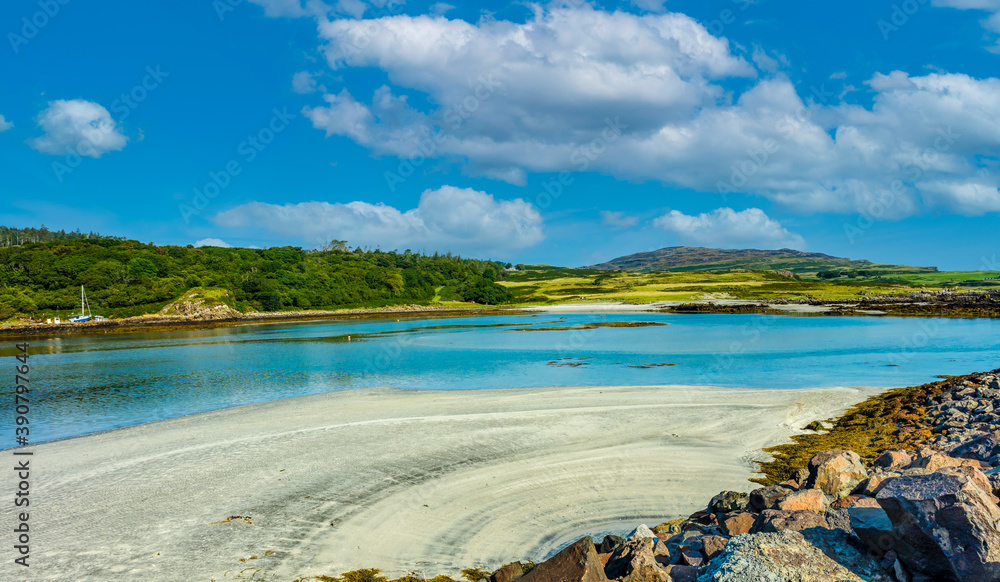 Foto de Isle of Eigg, Small Isles, Scotland in Summer with white, sandy ...