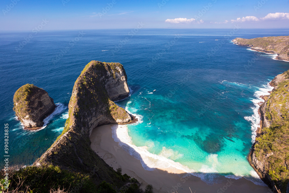 Dinosaurus rock in bay with crystal clear ocean at Kelingking beach ...