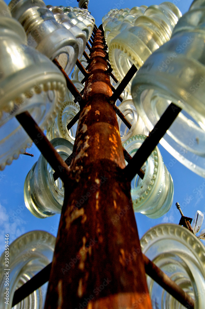 Old insulator Tree, Elmer Long's Bottle Tree Ranch, Oro Grande, CA ...