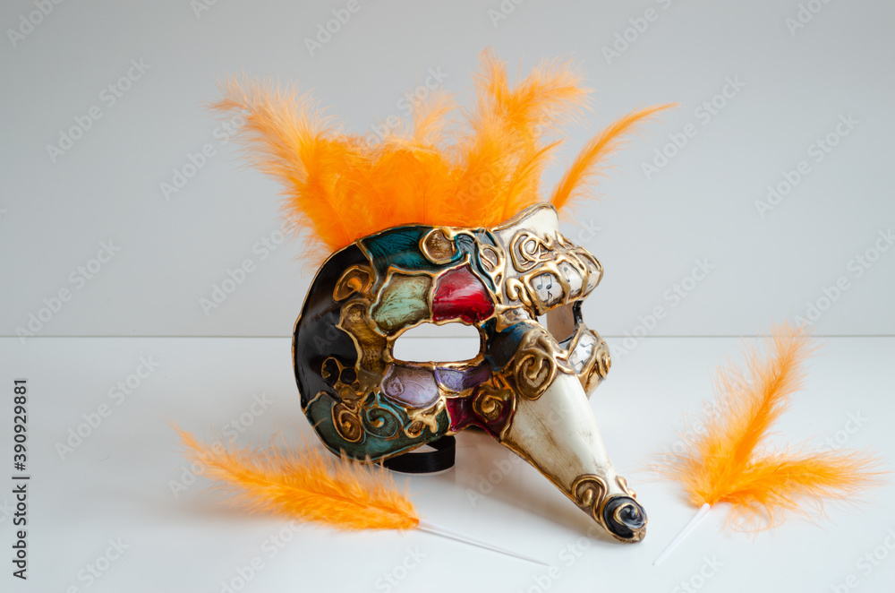 Mascara de carnaval con plumas por todas partes. Mascara italiana en un ...