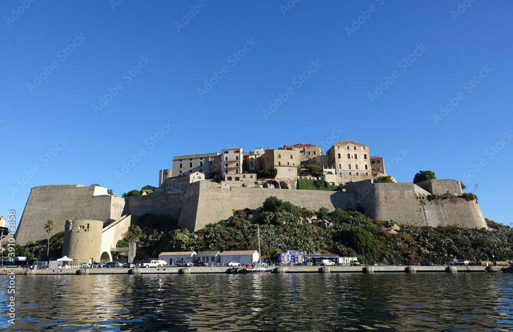 Vues sur la ville de Calvi en Corses (le port, la citadelle, le centre ...