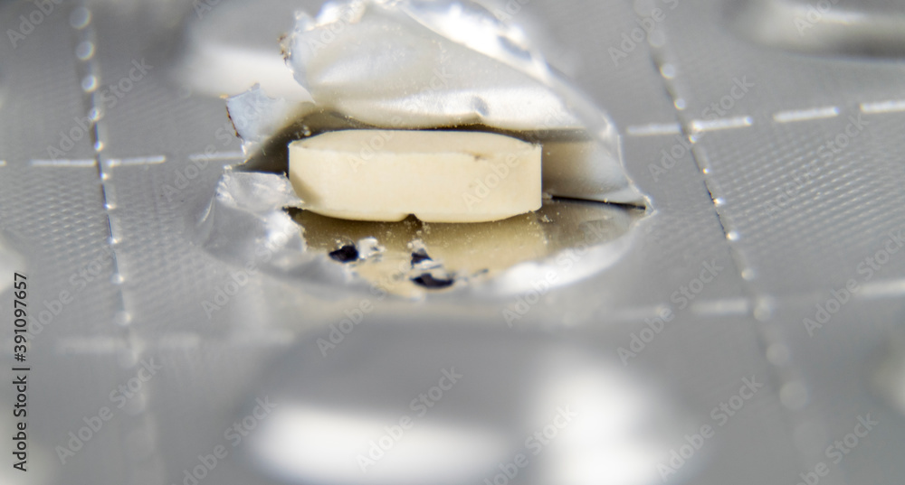 Extracción de una pastilla. Medicación en forma de pastilla extraída de ...