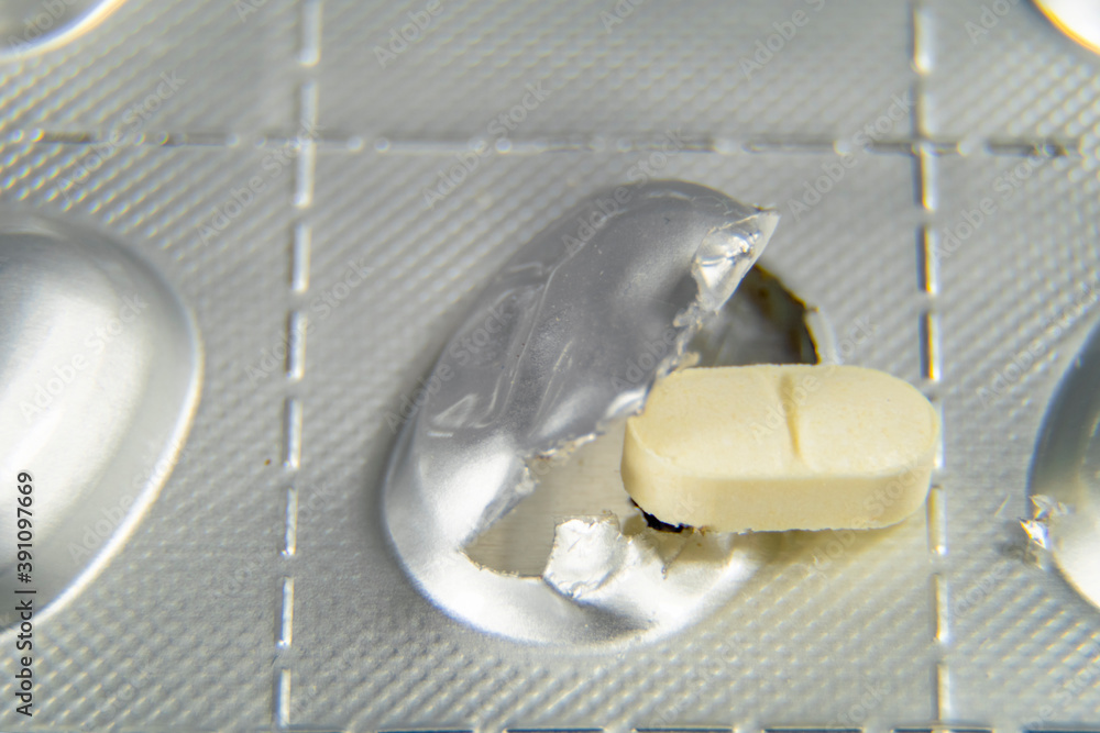 Extracción de una pastilla. Medicación en forma de pastilla extraída de ...