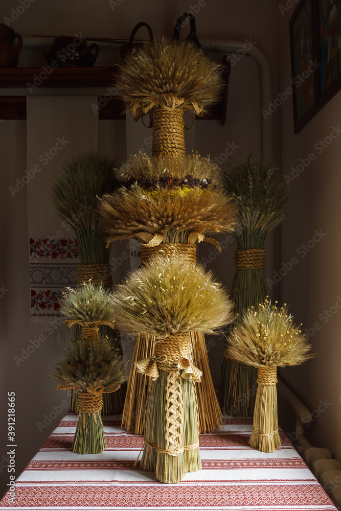 Foto de Didukh. Ukrainian Christmas decoration and traditional symbol. Made of straw of ...