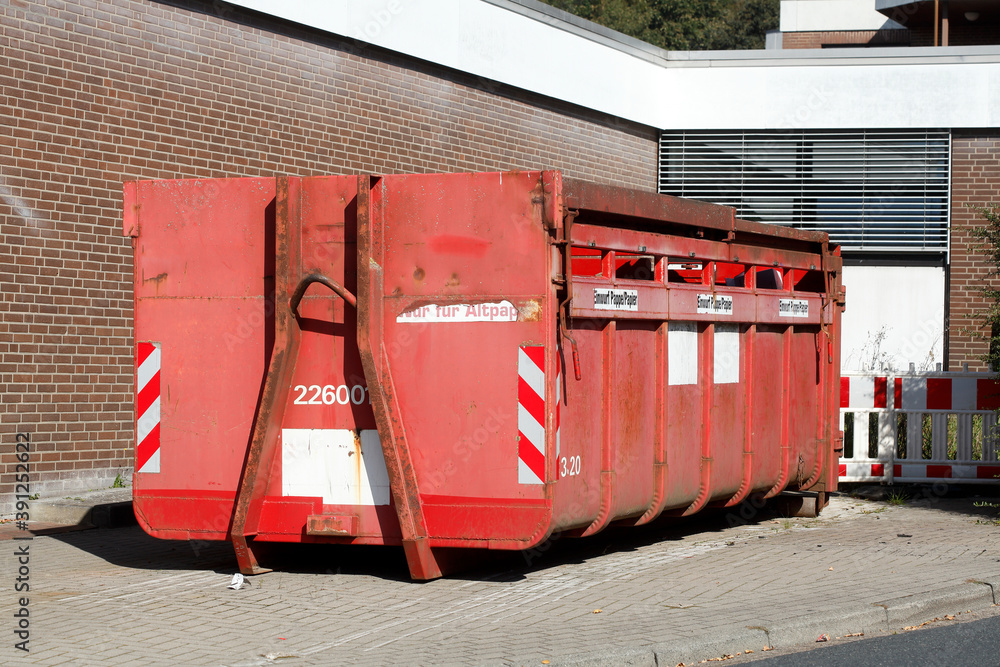 Roter Container für Altpapier auf der Straße stehend , Deutschland ...