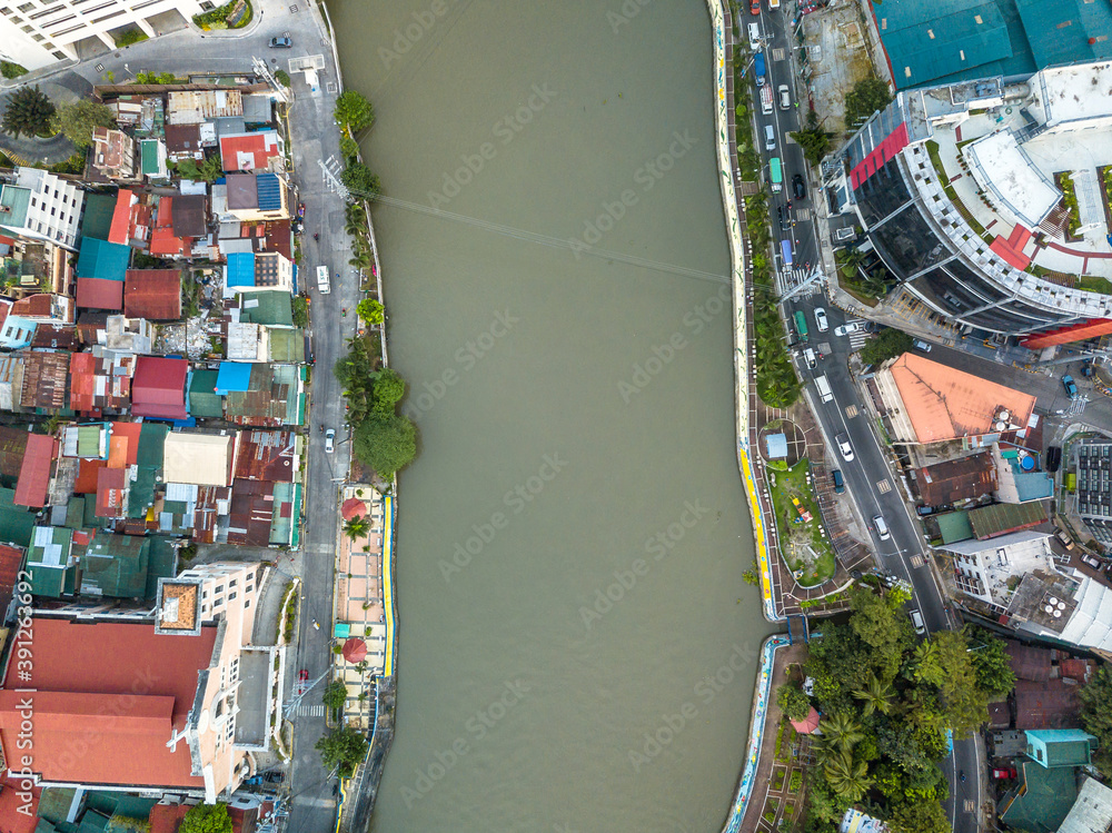 Foto de Top view of the Pasig River separating the cities of ...