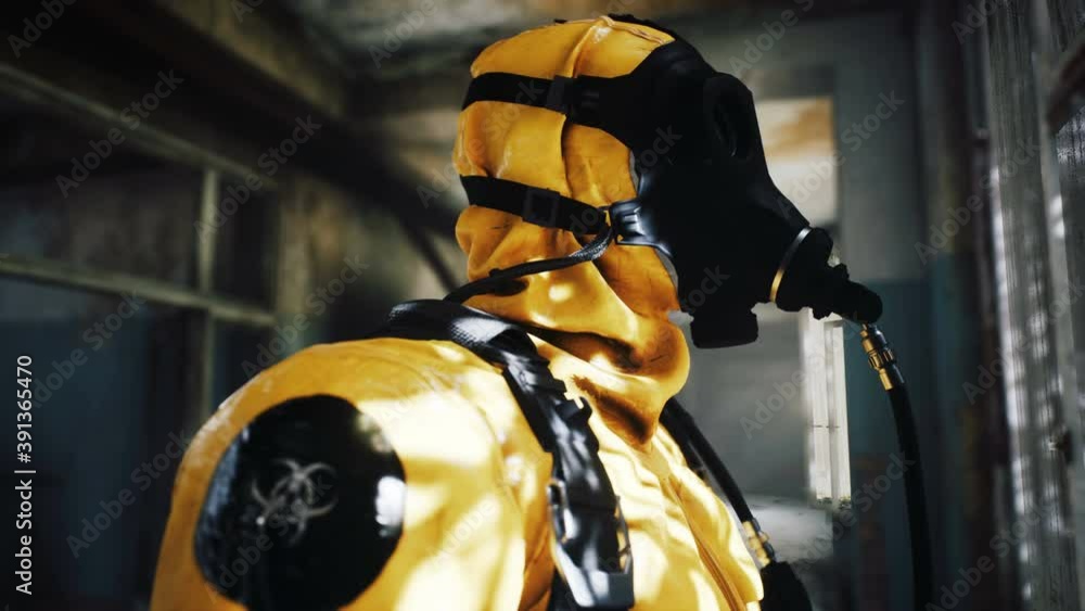 Vidéo Stock The last survivor of a nuclear war or a deadly viral ...