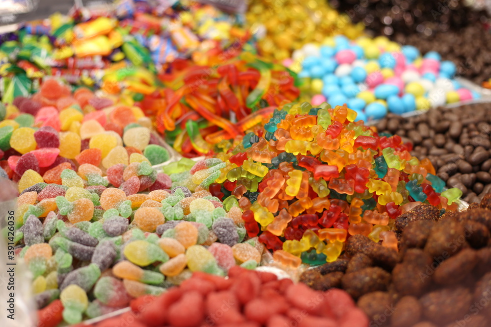 Puesto de dulces en mercado mexicano, gomitas, chocolates, azucar foto ...