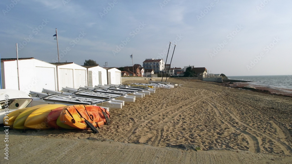 Ville de Sion sur l'Océan, la plage et ses cabines blanches, soleil ...