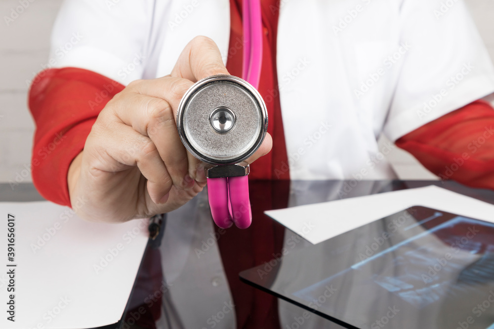 Doctor atendiendo consulta médica, recetando y entregando medicamentos ...