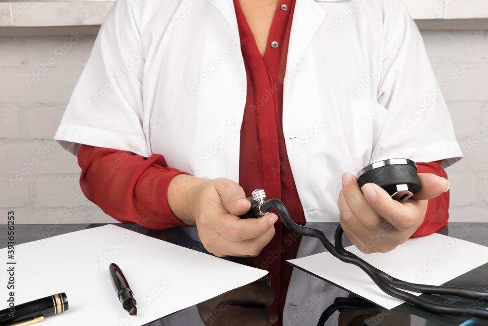 Doctor atendiendo consulta médica, recetando y entregando medicamentos ...